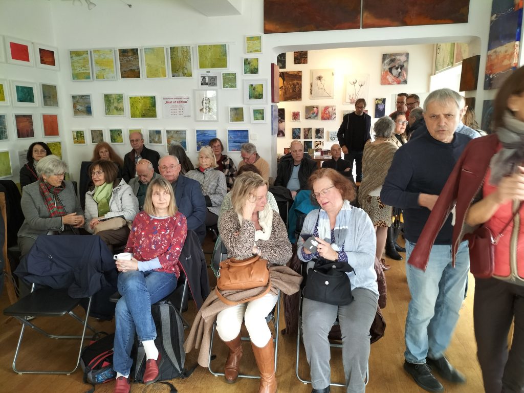 Unsere Matinee in Frankfurt, Galerie UnikArt: schön voll, schön bunt ...